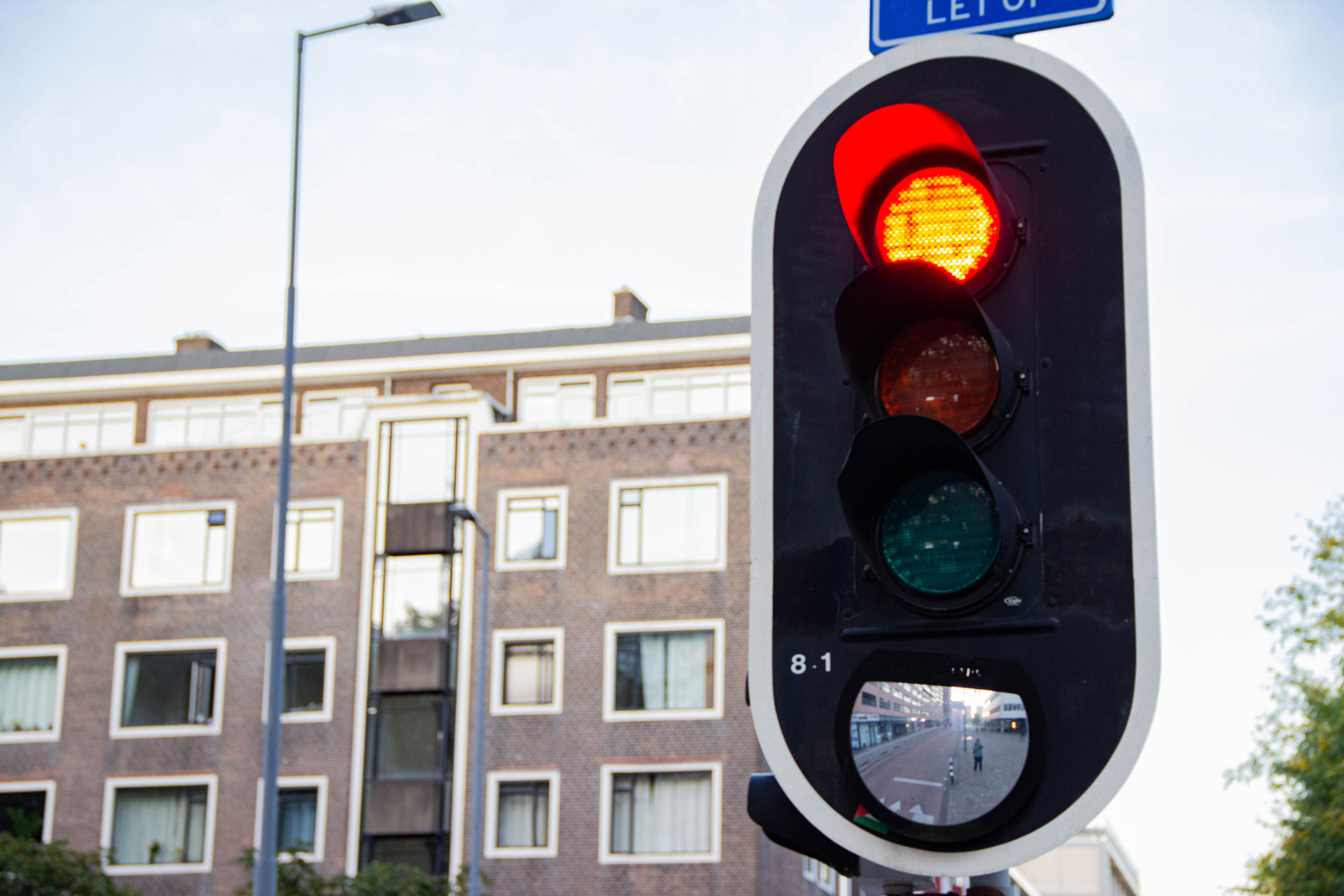 Moet je bij een rood stoplicht in zijn 1 staan of in de vrij? Dit zegt ...