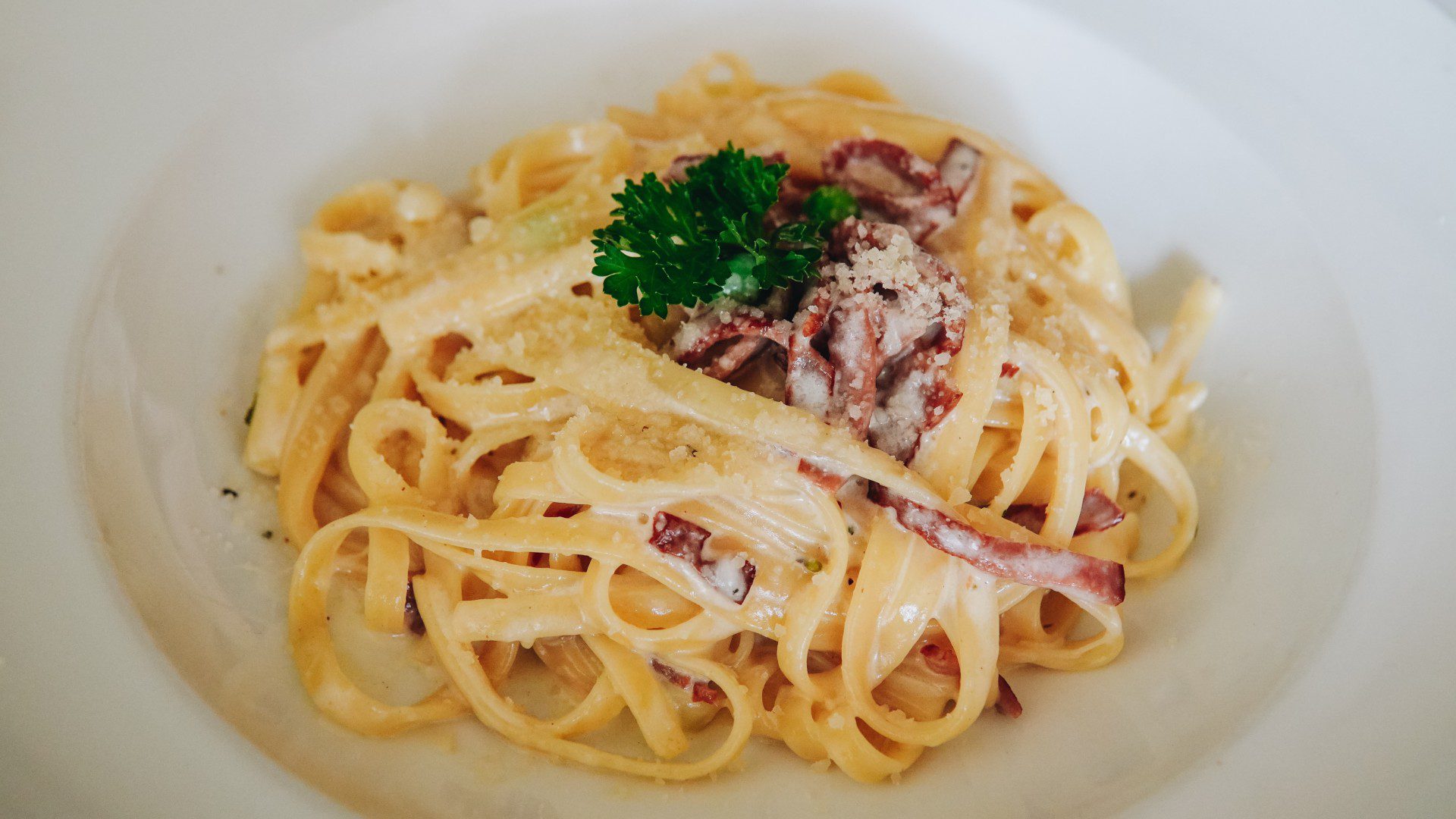 Fettuccine alla papalina, la ricetta romana con le sue varianti
