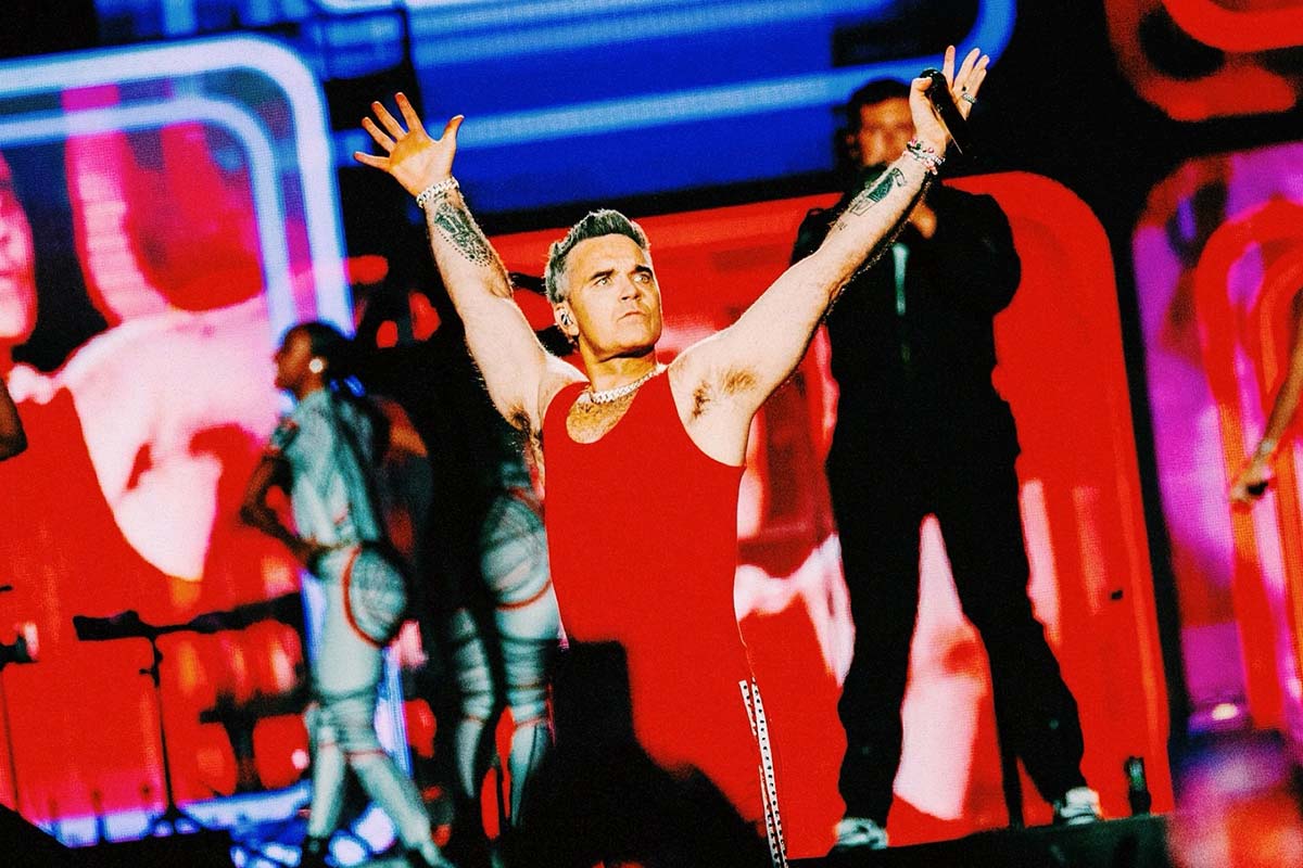 Robbie Williams στο Καλλιμάρμαρο: Η βροχή, η λάμψη και το show ενός ...