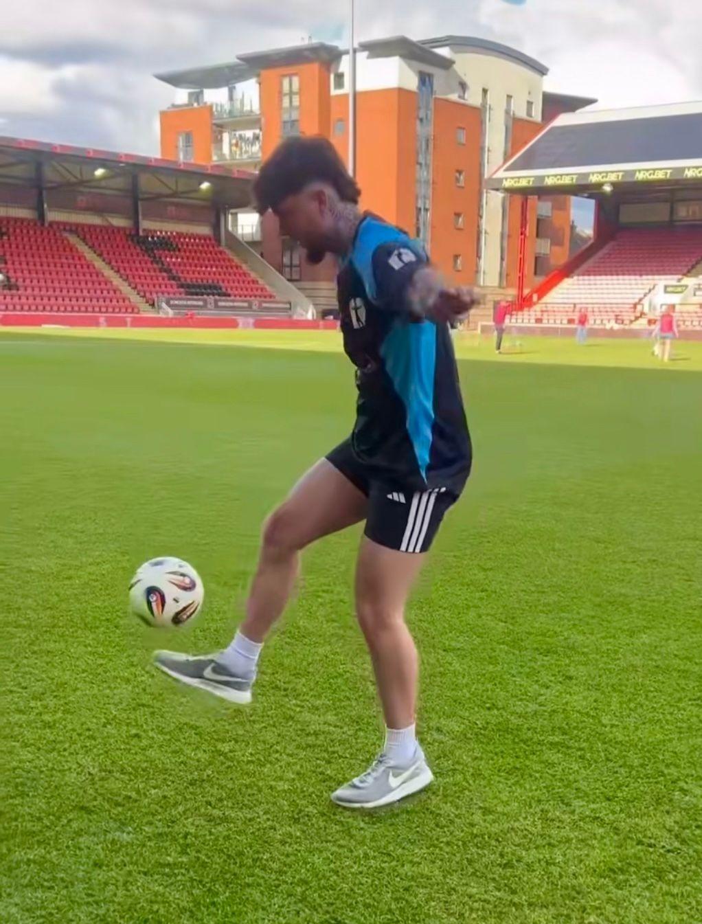 Jay Rosa stuns fans ahead of Leyton Orient Women’s 14-0 victory