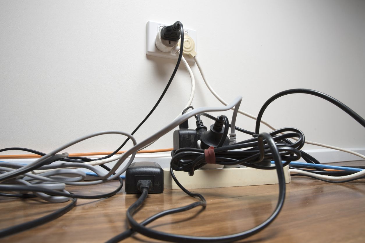Cara Merapikan Kabel Listrik yang Berantakan, Manfaatkan Barang Ini!