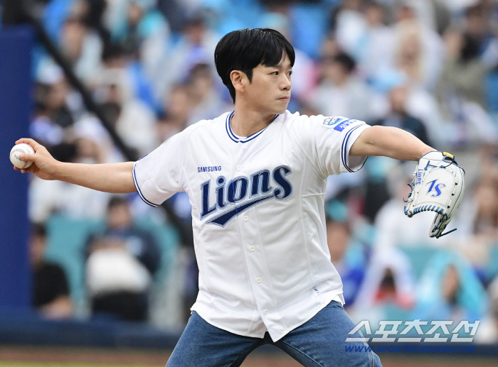 Comedian Kim Dae-sung, wearing Samsung uniform, first pitch for the ...