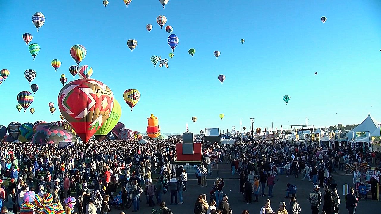 Luchtballonnen stijgen eindelijk op tijdens Albuquerque Balloon Fiesta ...