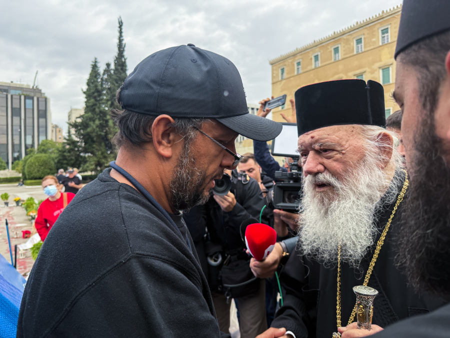 Ο Αρχιεπίσκοπος Ιερώνυμος στο πλευρό του Πάνου Ρούτσι