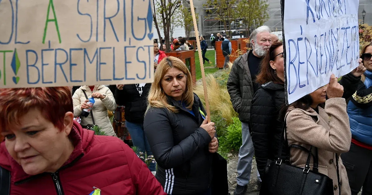 Lyukas cipőkkel üzentek Orbánnak a szociális dolgozók a Karmelita előtt