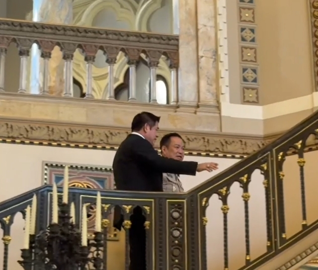 นายกฯ พา "ธรรมนัส" ไหว้นรสิงห์ หน้าระเบียงตึกไทยคู่ฟ้า