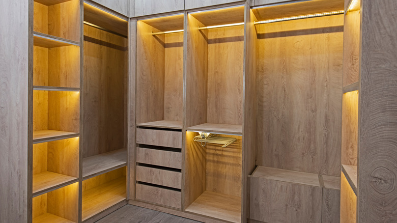 Walk-In Closet Storage Mistakes That Can Lead To Cluttered Chaos