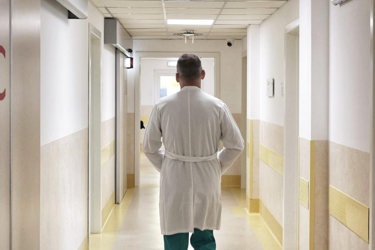 Madre e figlia 15enne morte intossicate: indagati 5 medici