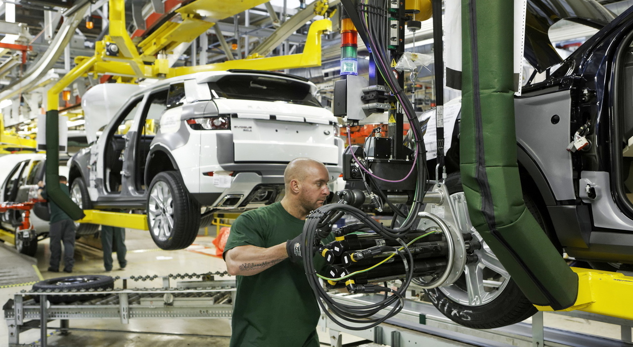 JLR riprende oggi “parzialmente” la produzione dall'impianto di ...