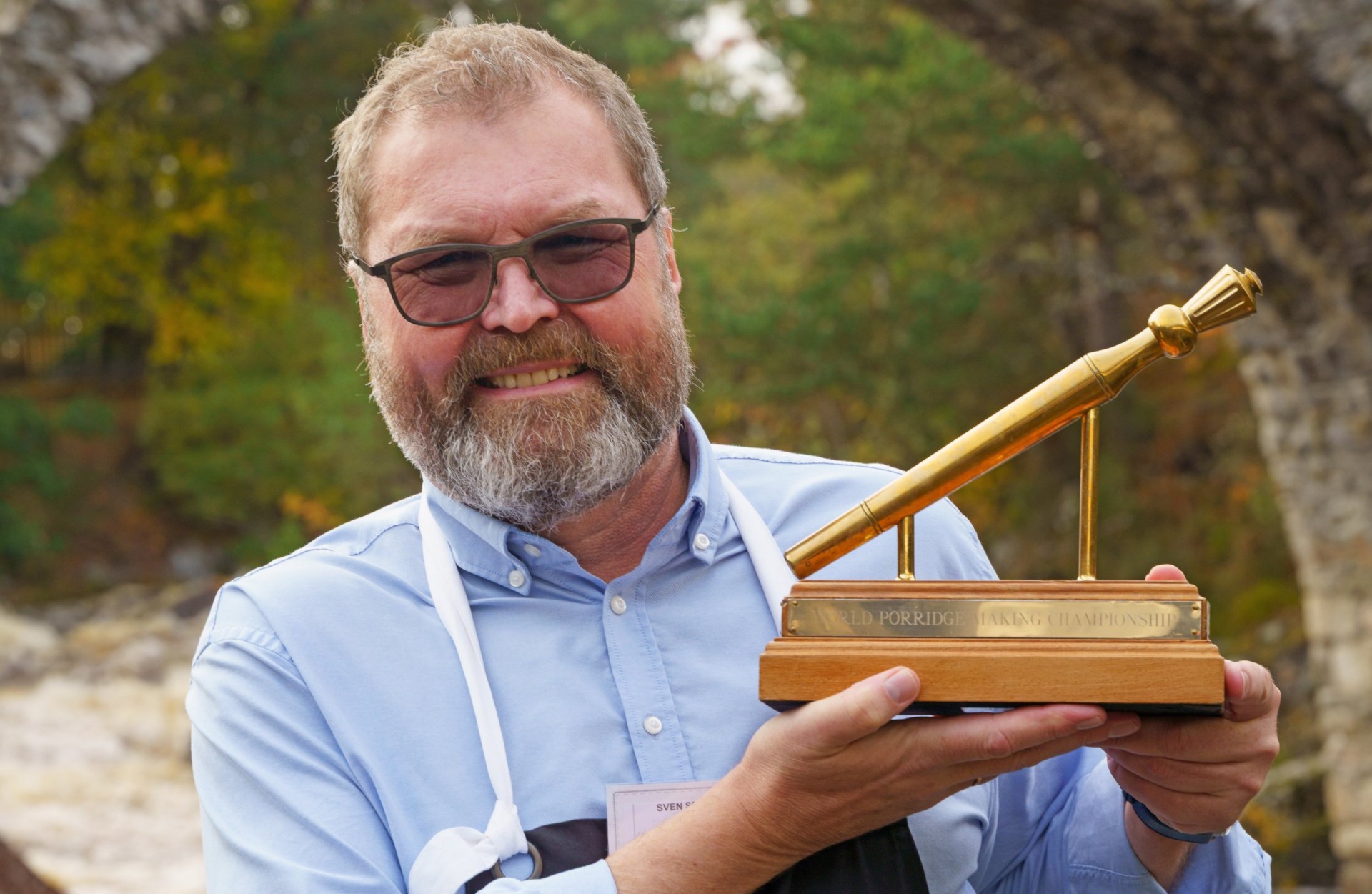 Man Wins World Porridge Title with Black Oats