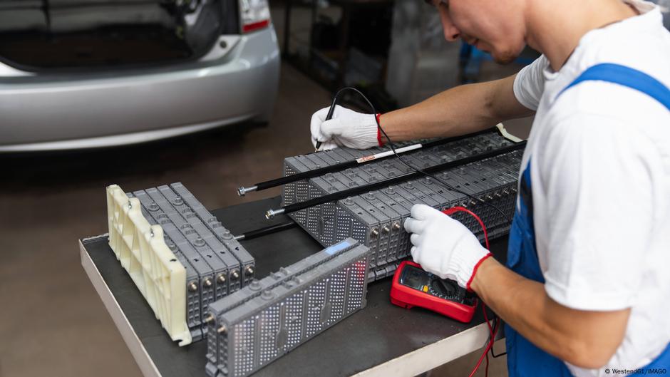 Hybrid-car breakdown highlights repair challenges in Germany's auto ...