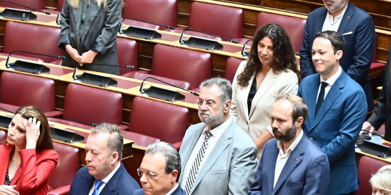 Μουδιασμένοι και αμήχανοι οι βουλευτές ΣΥΡΙΖΑ στη Βουλή μετά την ...