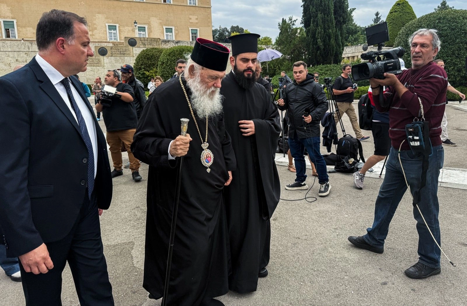 Στο πλευρό του Πάνου Ρούτσι ο Αρχιεπίσκοπος Ιερώνυμος – "Ήρθα να δω ...