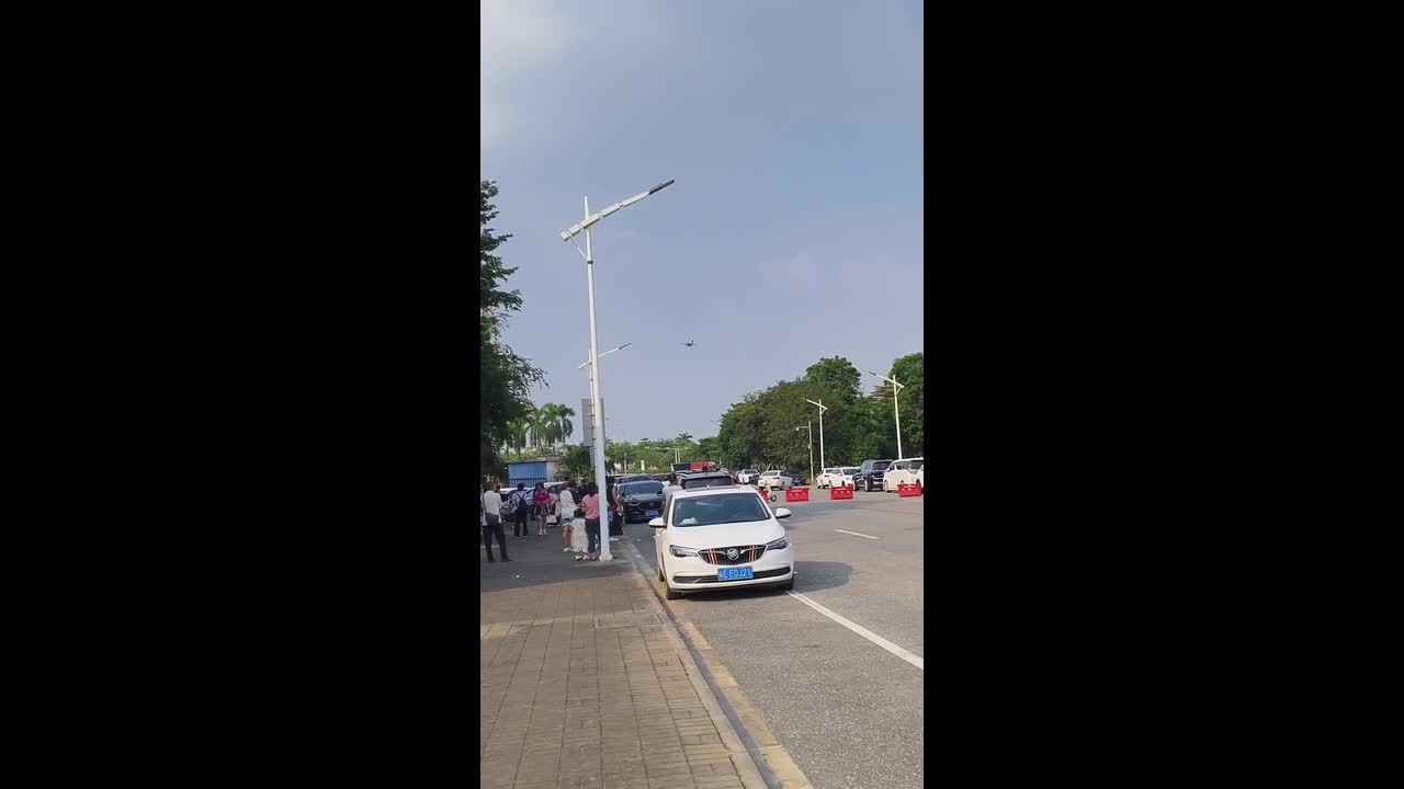 Model airplane crashes into parked car during landing in Foshan ...