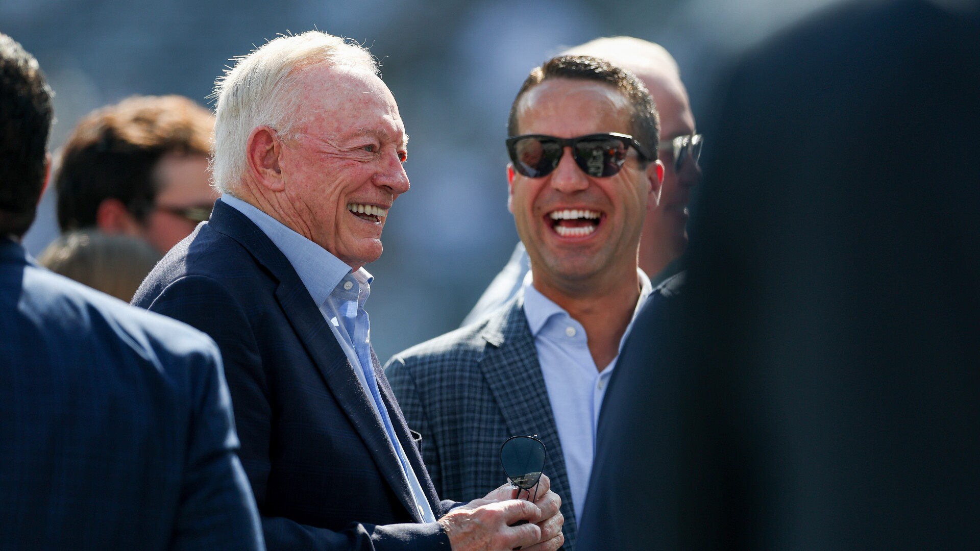 Jerry Jones fires off middle finger to Jets fans on Sunday