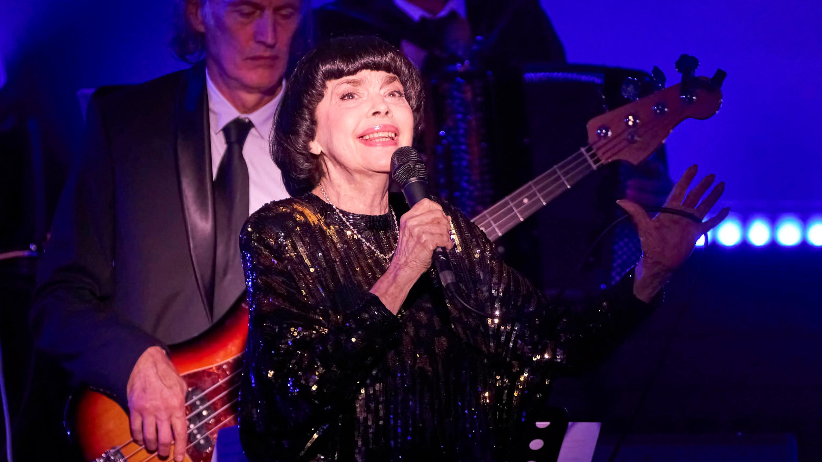 Mireille Mathieu a 13 frères et sœurs : ce jour où elle les a présentés ...