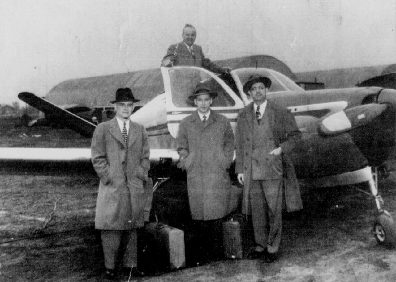 Alton 1948 photo shows trip to state chamber convention