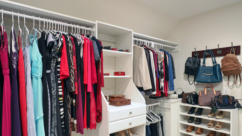 Walk-In Closet Storage Mistakes That Can Lead To Cluttered Chaos