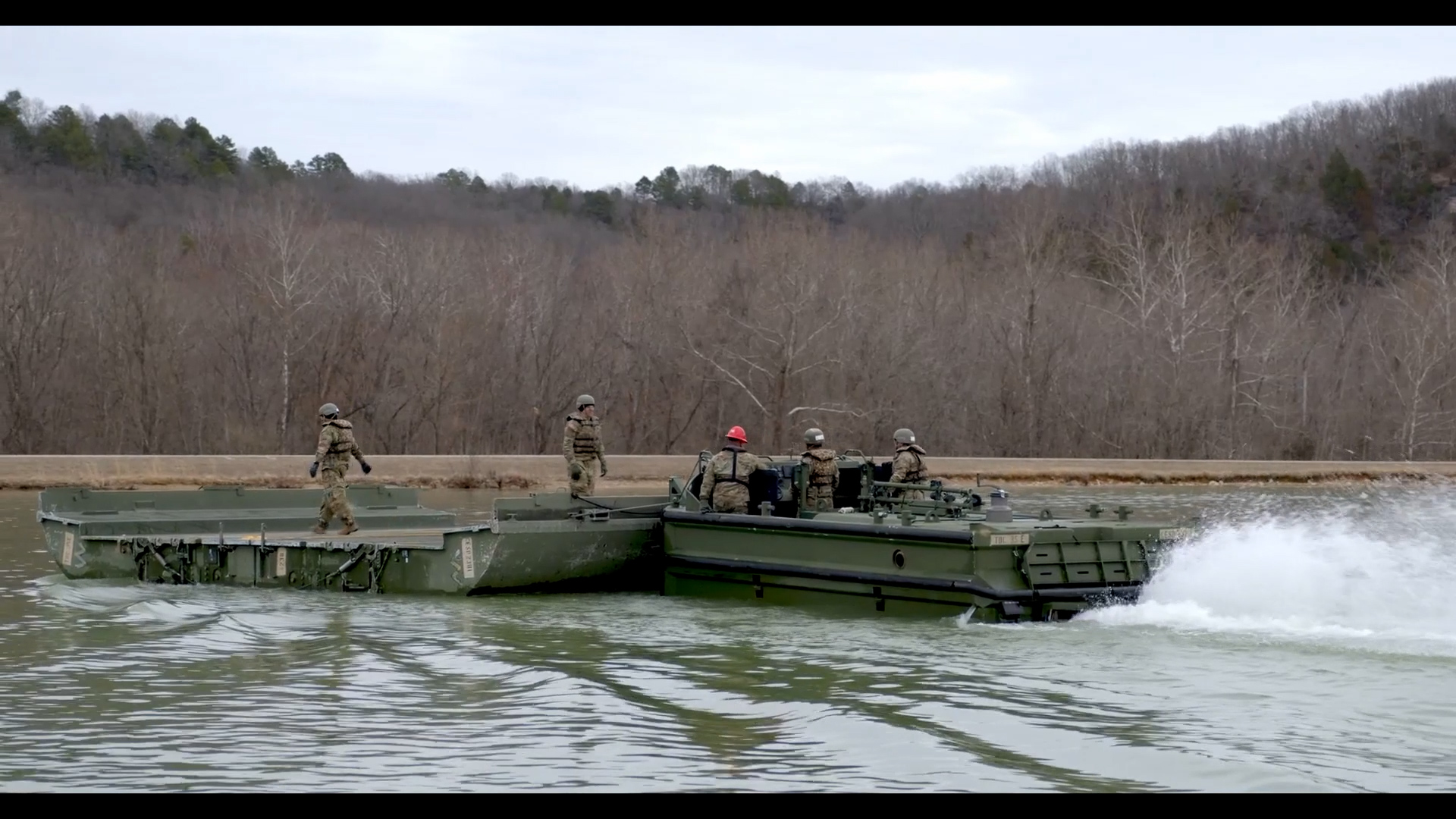 Opération de déploiement d’un pont par l’armée américaine