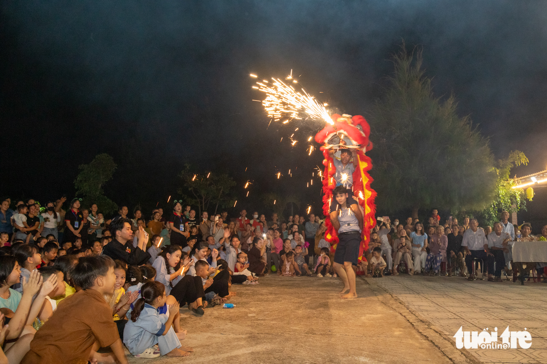 1.400 trẻ em vùng biển Cửa Việt thích thú xem diễn võ, múa lân Trung thu
