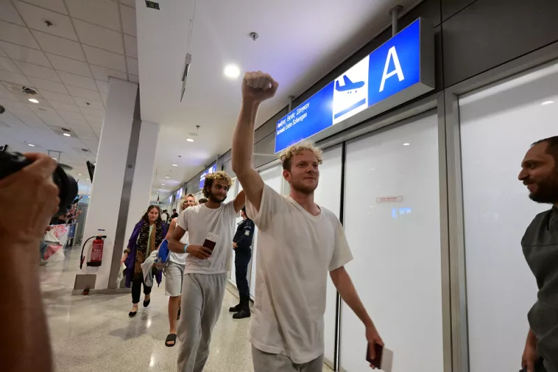 Έφτασαν στην Αθήνα οι 27 Έλληνες ακτιβιστές για τη Γάζα - Μαζί τους και ...