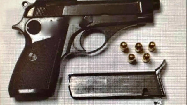 Έφοδος σε νυχτερινό κέντρο: Συνελήφθη άνδρας με όπλο και ναρκωτικά (Εικόνα)