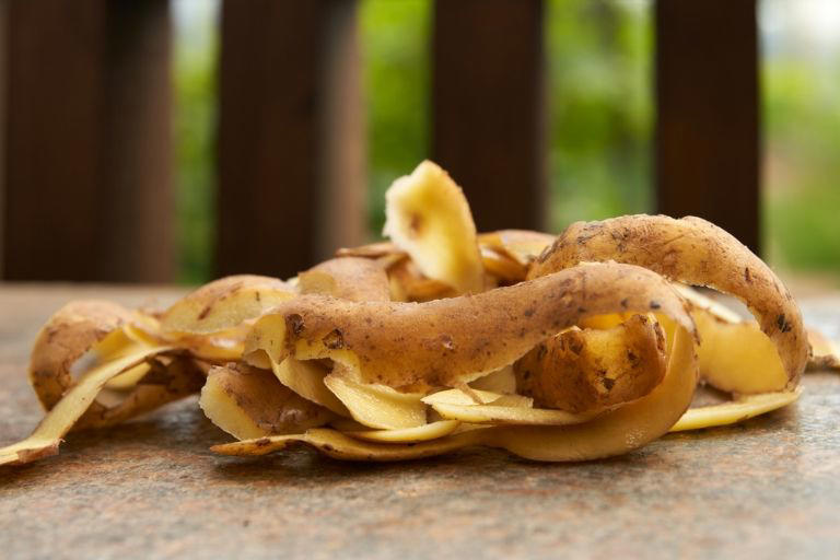 ¿Para qué sirve mezclar cáscara de papa con una cucharadita de bicarbonato?
