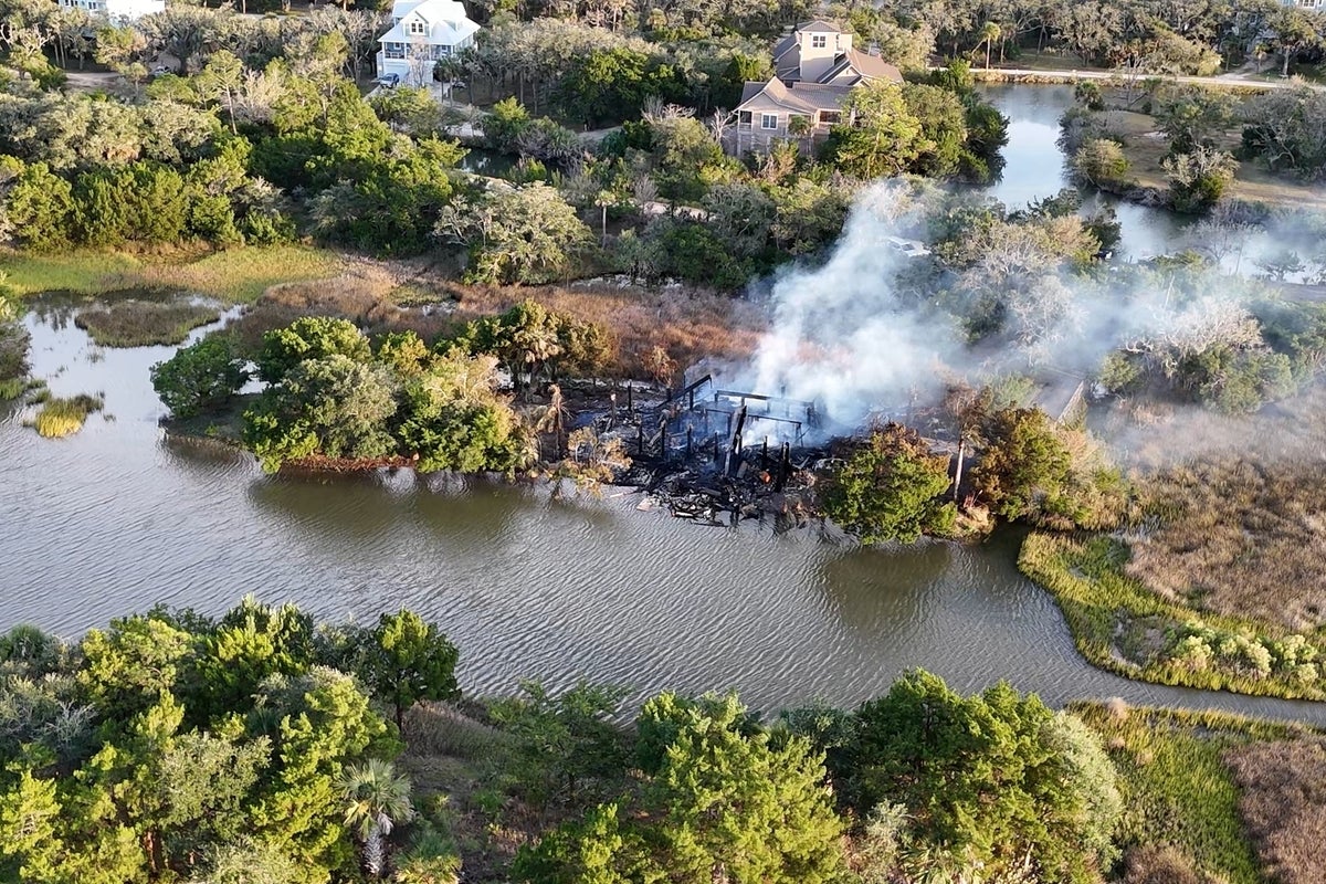 Agents investigate cause of fire that destroyed judge's home on South ...