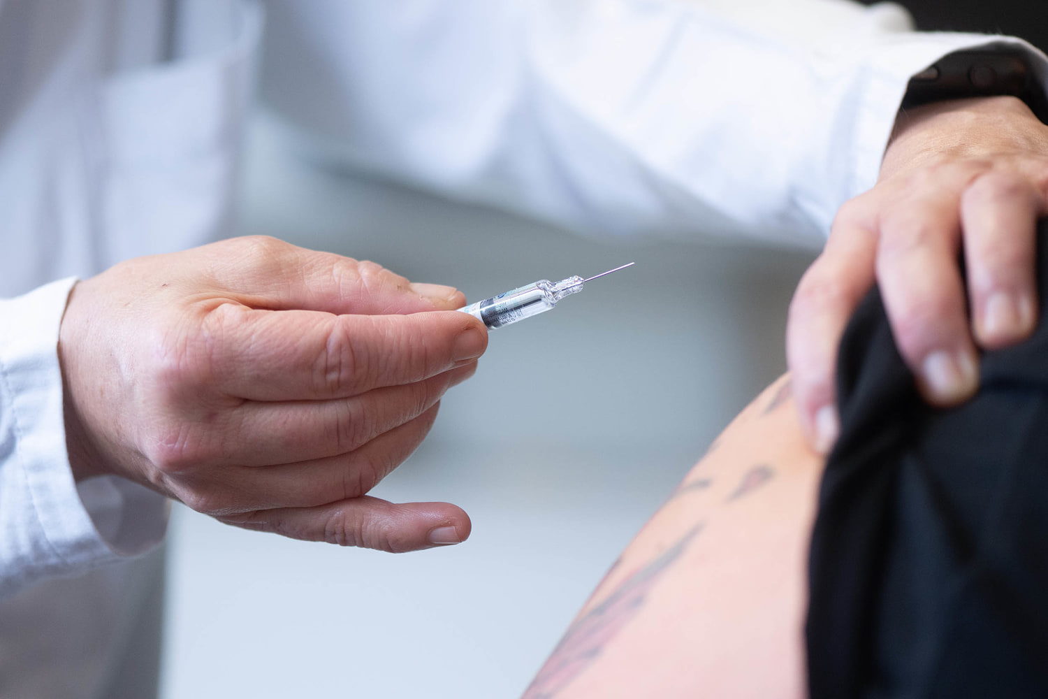 What's the Best Time to Get a Flu Shot? Doctors Explain What to Expect ...