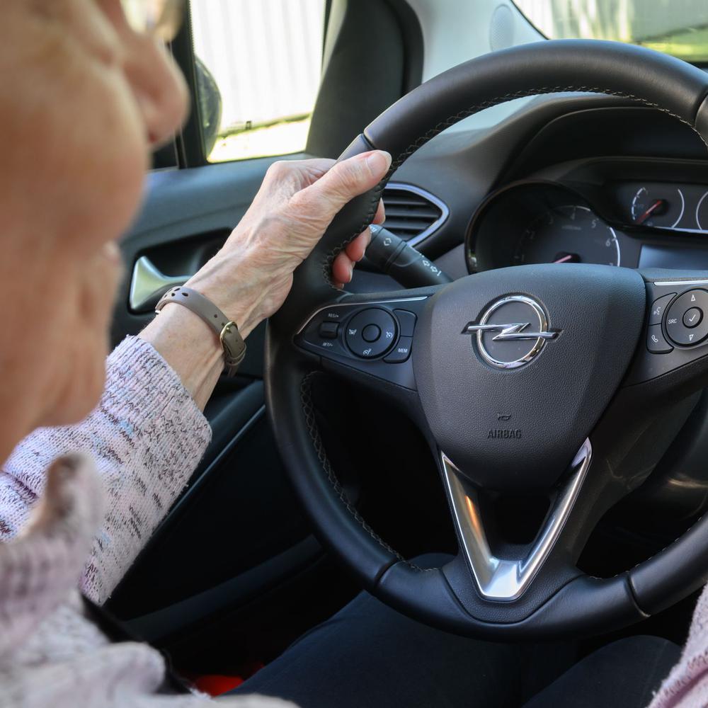 Arroganz der Jüngeren: Warum Ältere das eigene Auto bevorzugen