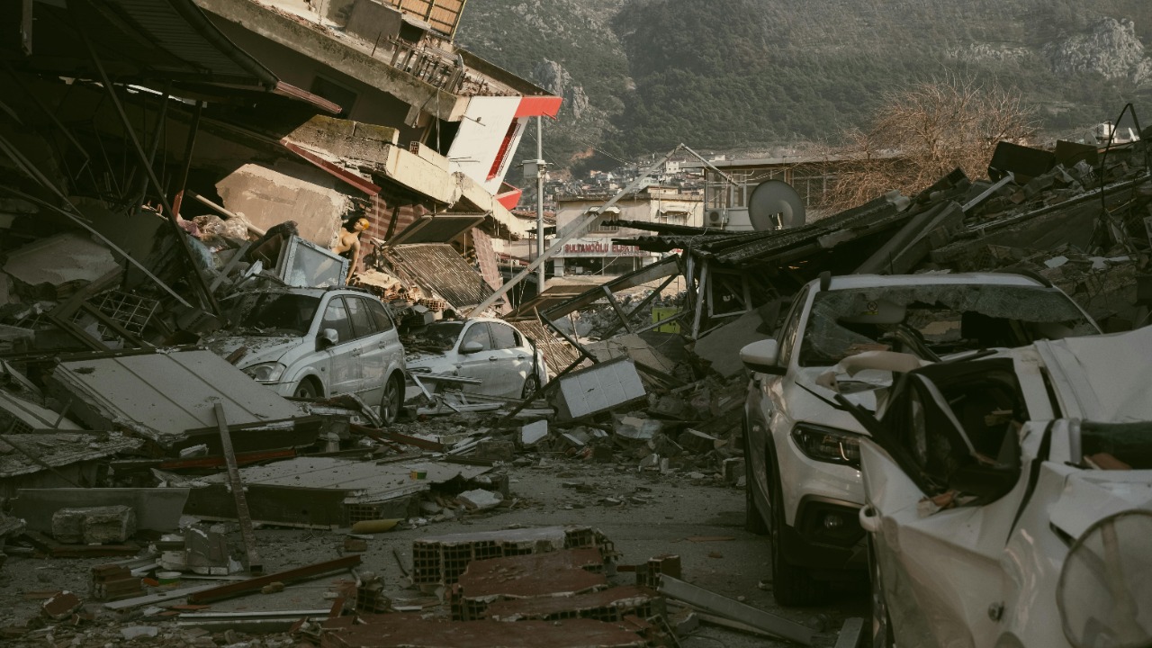 Huge 7.7 quake exposes buried ancient structure