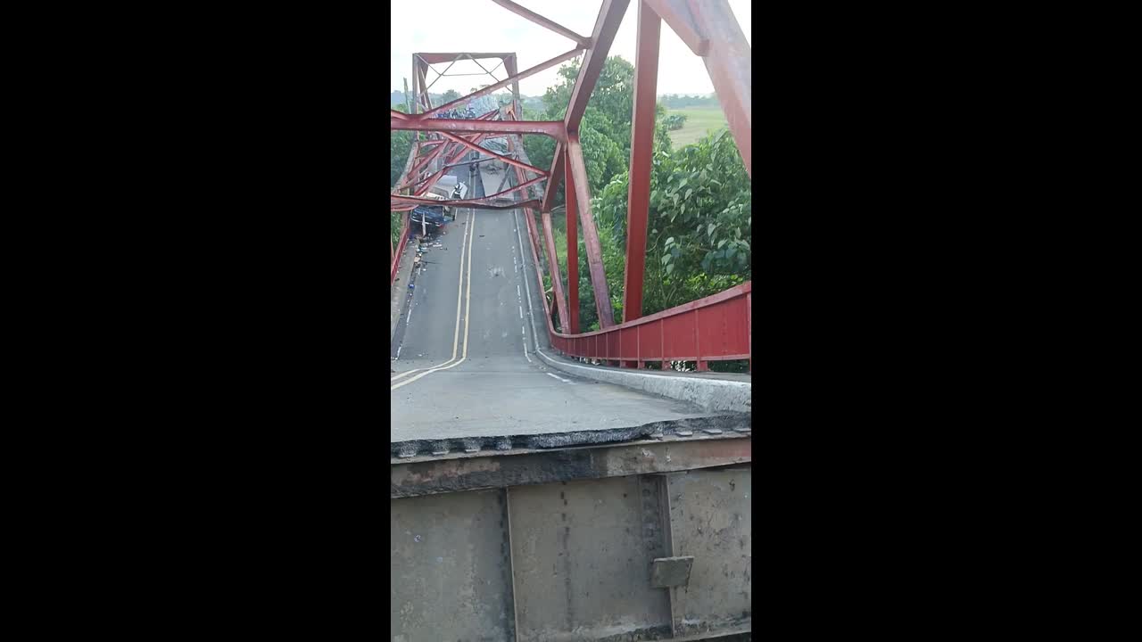 Bridge collapses leaving drivers injured in the Philippines