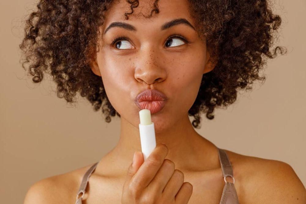 7 Cara Mengatasi Bibir Bengkak, Segera Kompres!