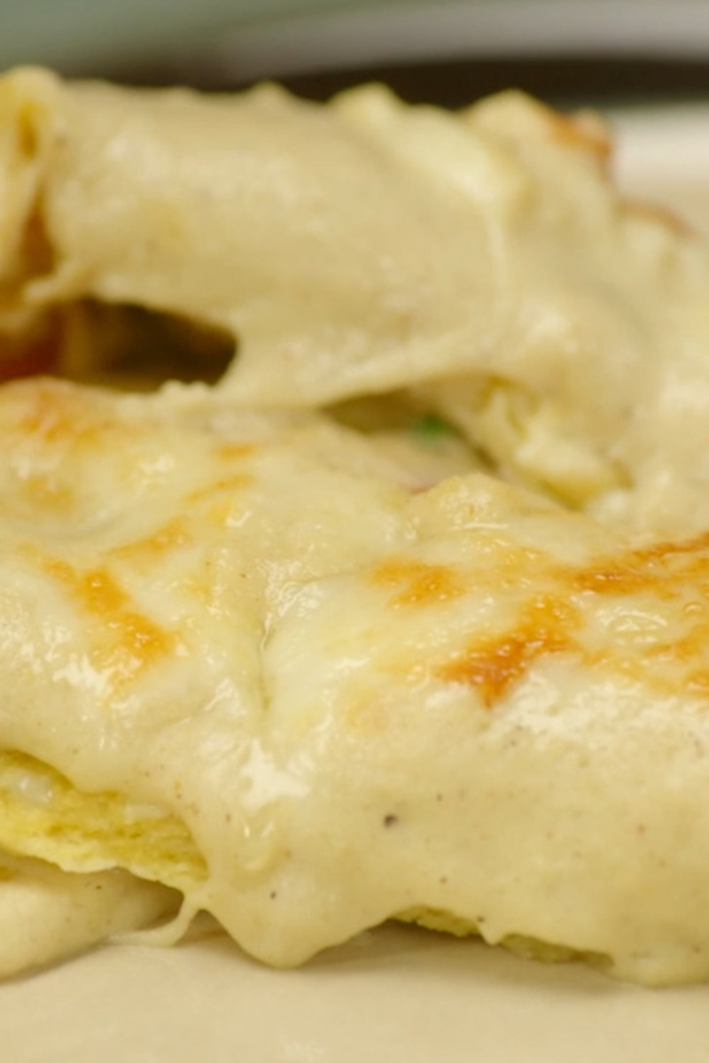 Enchiladas de espinacas y Monterey Jack con rica salsa de mole