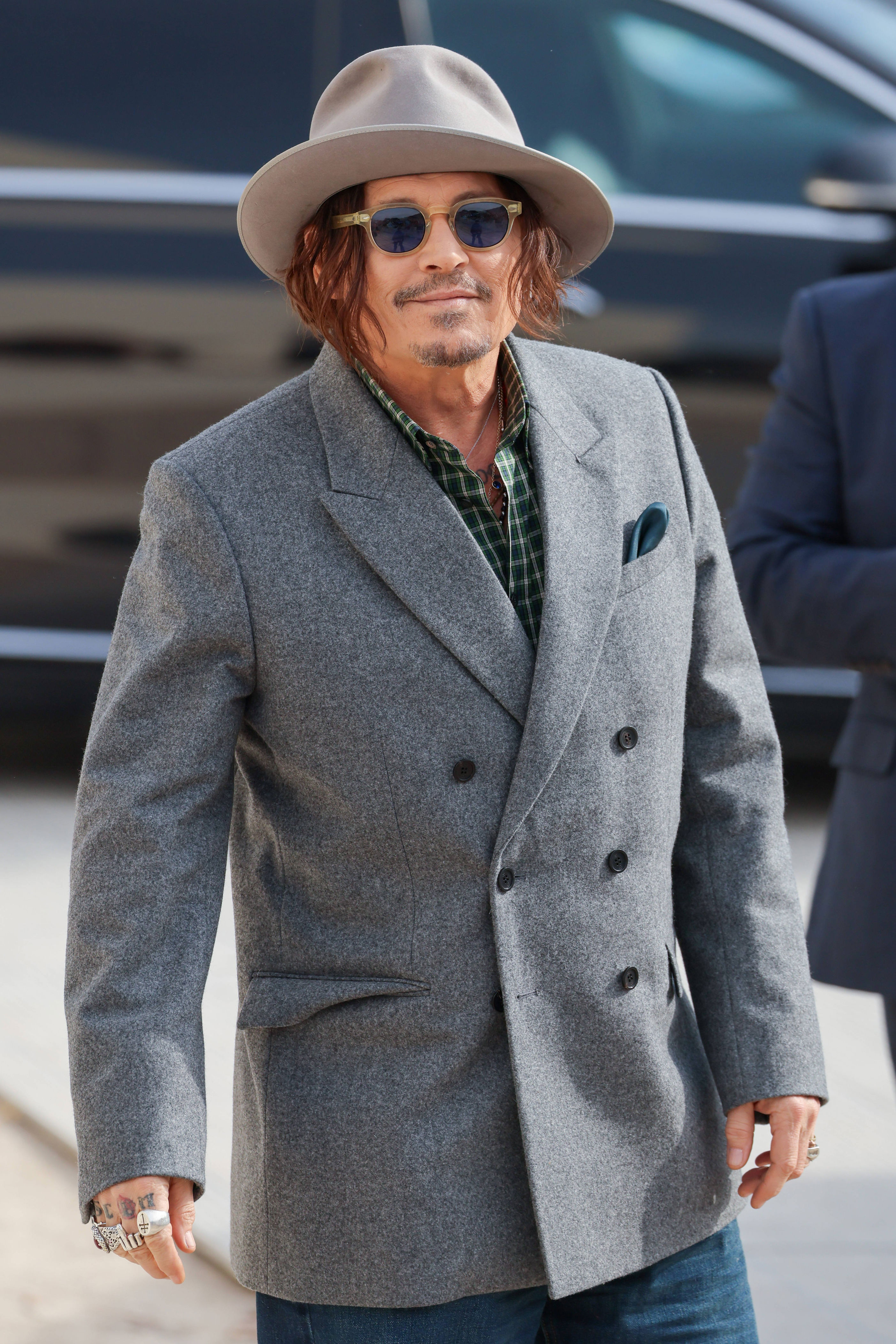 Watch Charlize Theron snub former co-star Johnny Depp at Paris Fashion ...