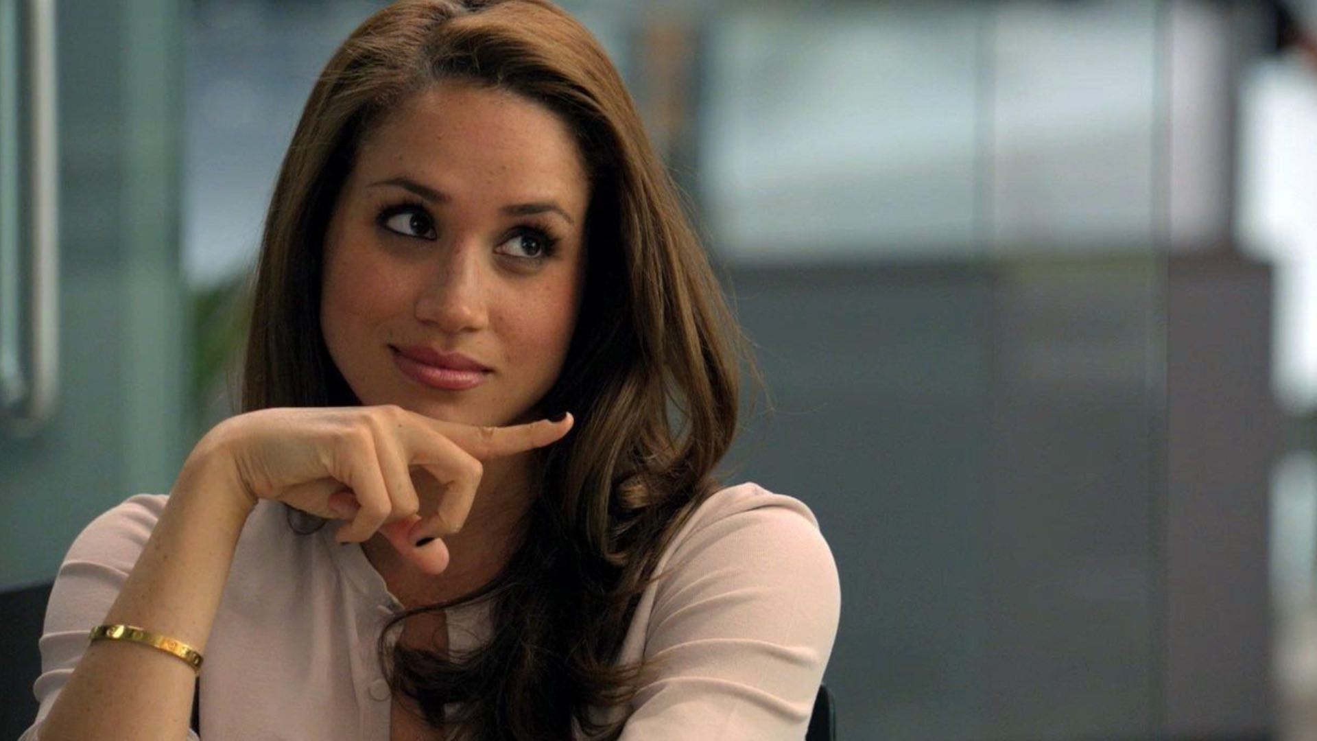 Meghan Markle luce espectacular de blanco en París: su look chic es un ...