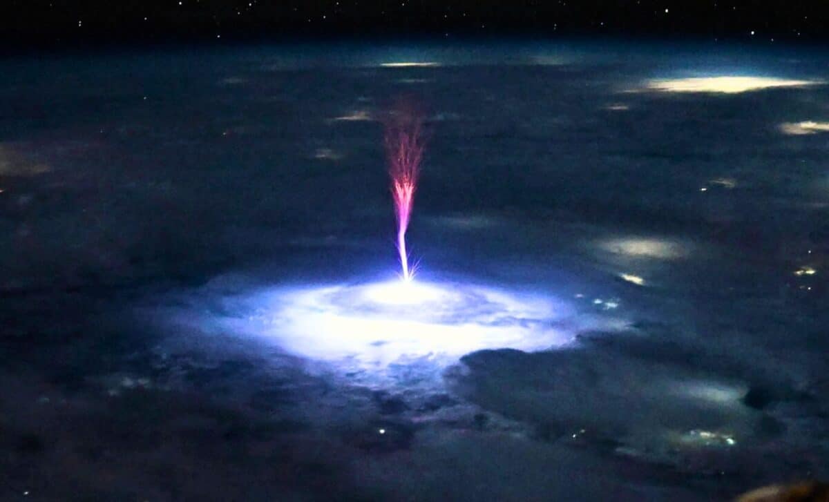A Mysterious Burst of Light Stunned Astronauts on the ISS — Now NASA ...