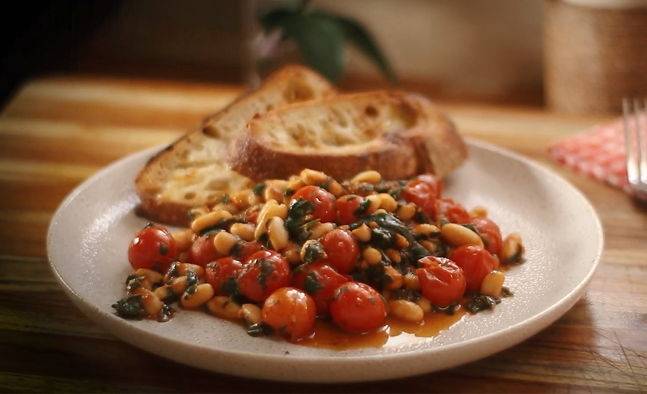 10 minute healthy meal with beans, tomato and crusty bread