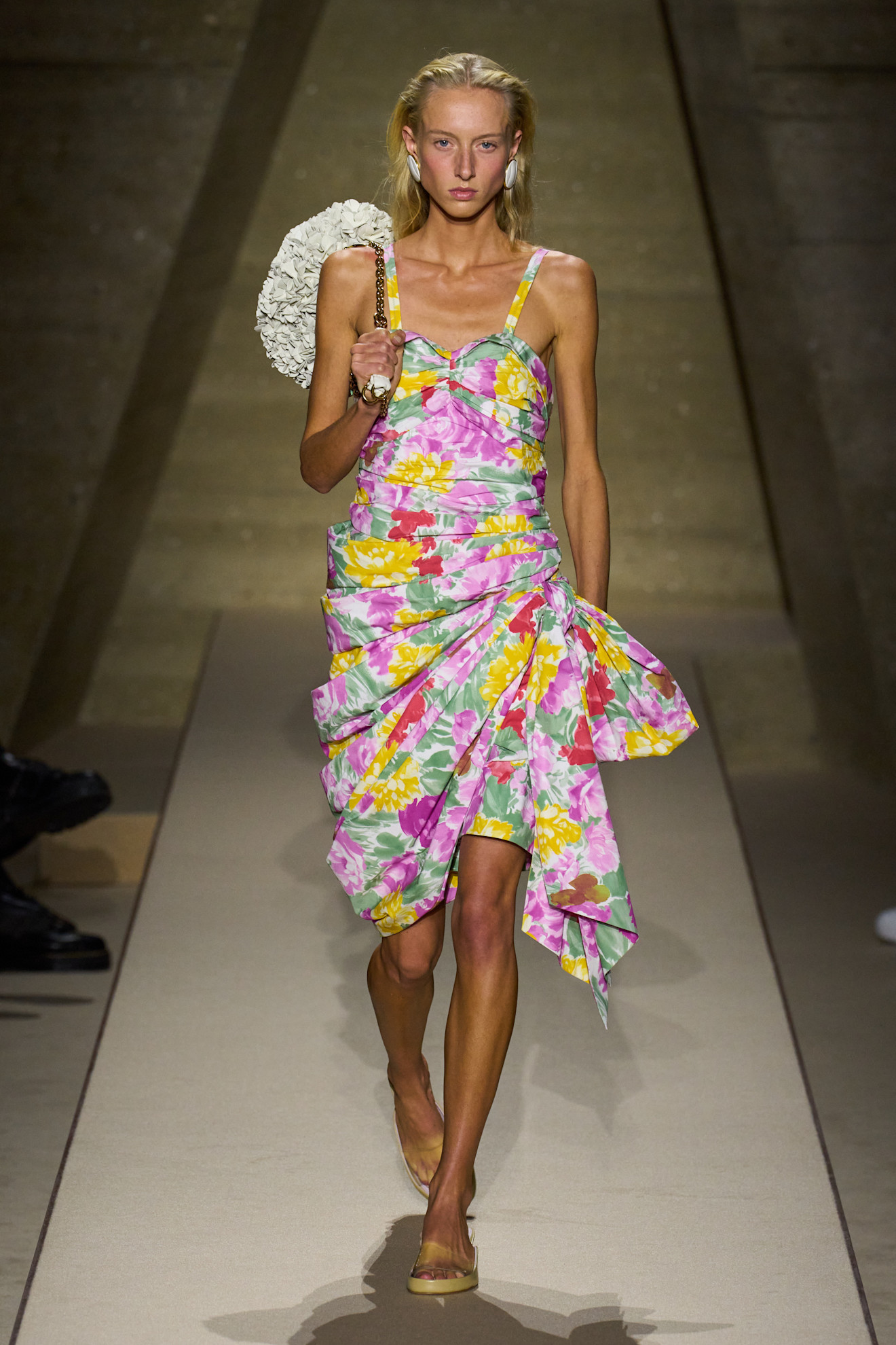 Skinny Pants! Bold Shoulders! Vibrant Florals! An ‘80s Attitude Defines ...
