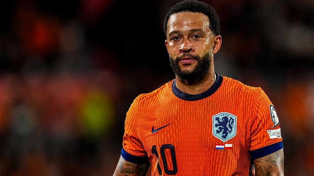 Depay late for Dutch duty after passport stolen