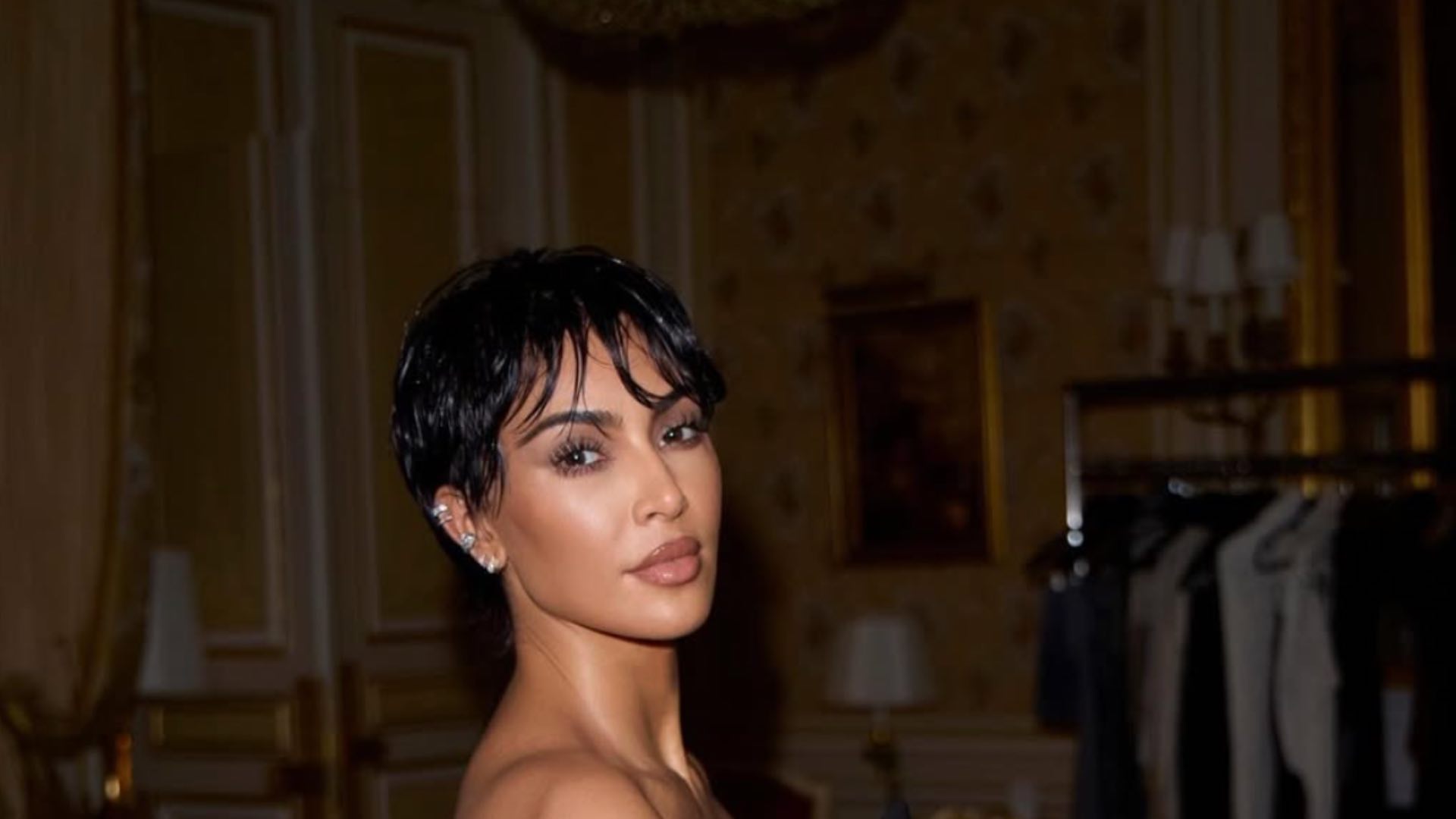 Kim Kardashian surprises everyone with a new haircut!