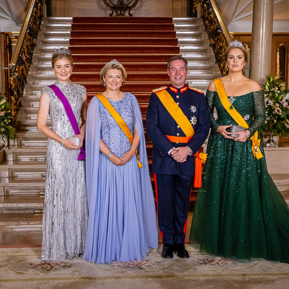 Elisabetta del Belgio e Amalia d’Olanda dalle felpe alle tiare: la vita piena di contrasti delle ...