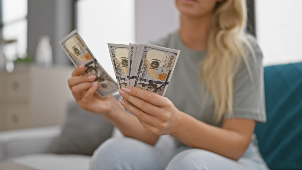 Habits of people who always save money