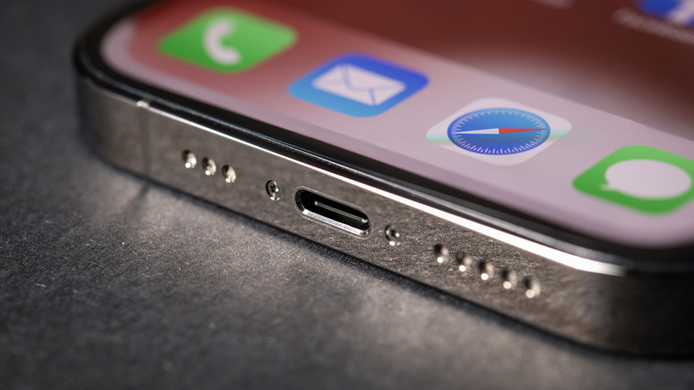 This Best Selling Amazon USB-C Port Accessory Lets Your iPhone Use USB ...