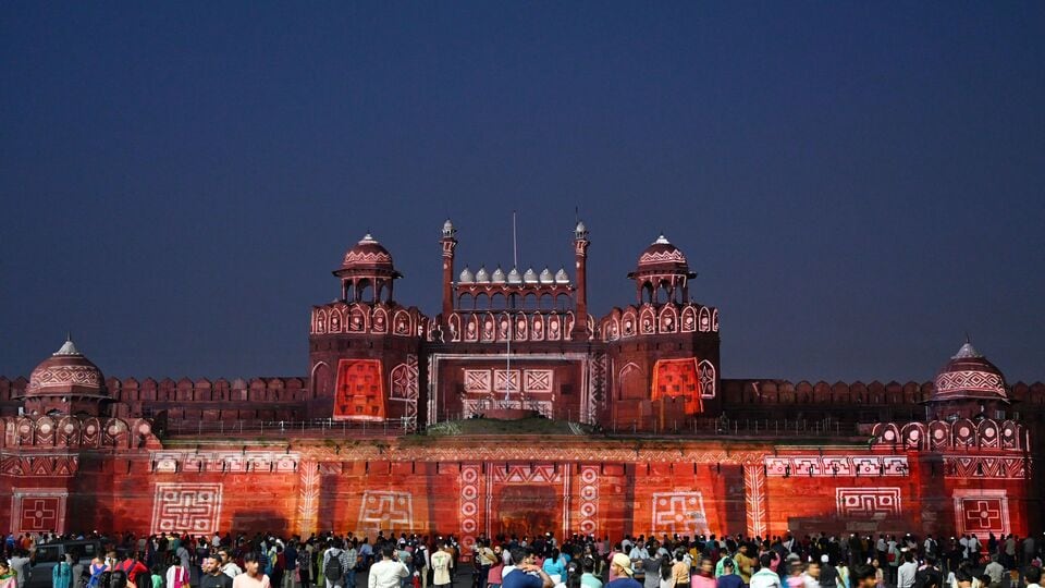 Delhi’s Red Fort losing its colour: Study links blackening walls to ...
