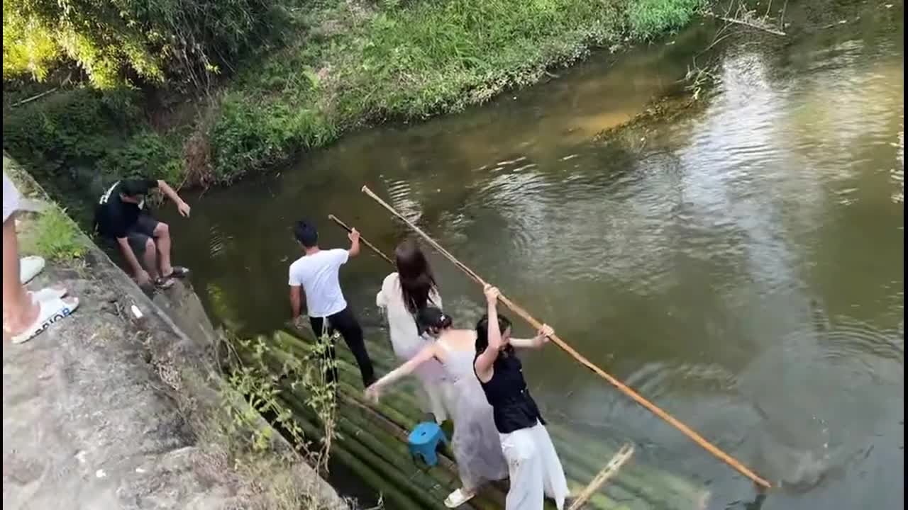 Bamboo raft sinks after man jumps off in Jiangxi, China