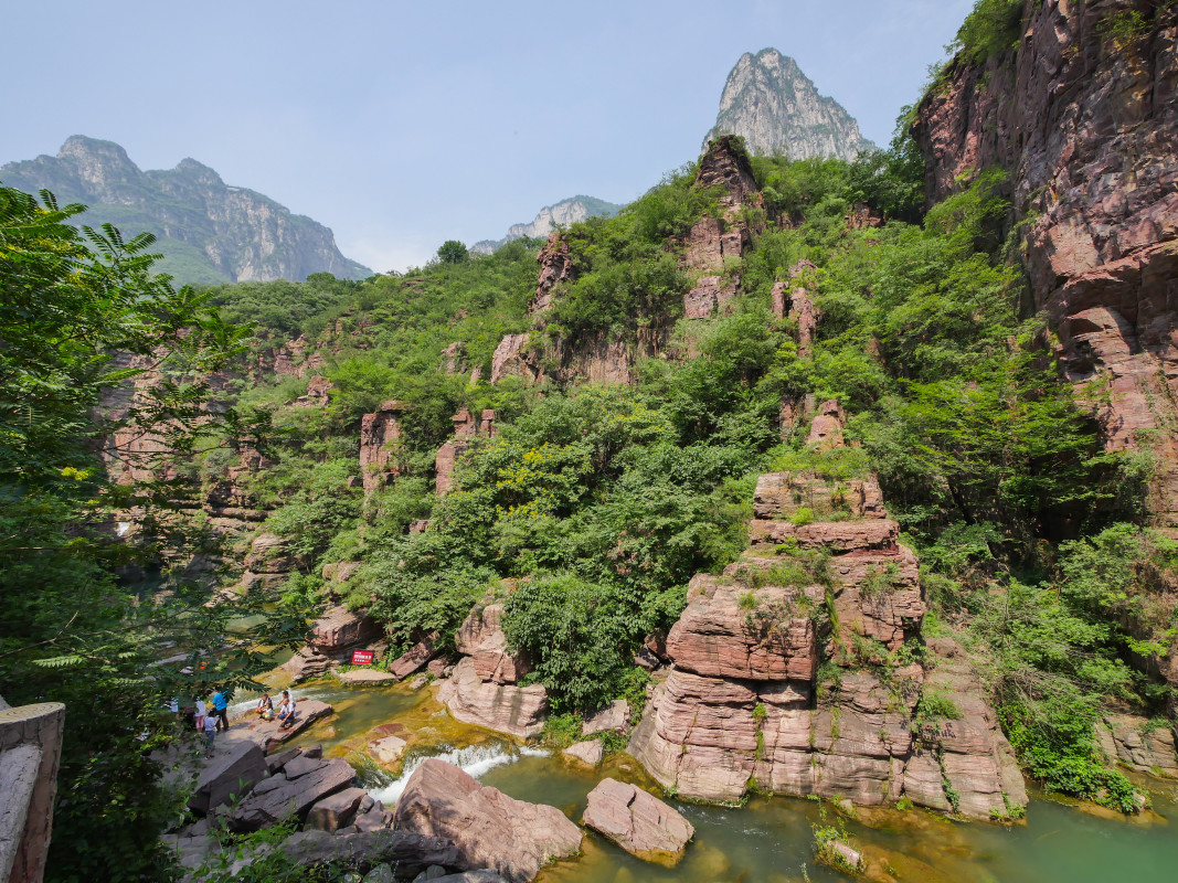 Video: Huge Rockfall Hits Popular Tourist Spot