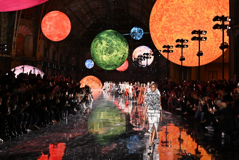 Exit les *peep-toe shoes*, place aux chaussures semi-ouvertes