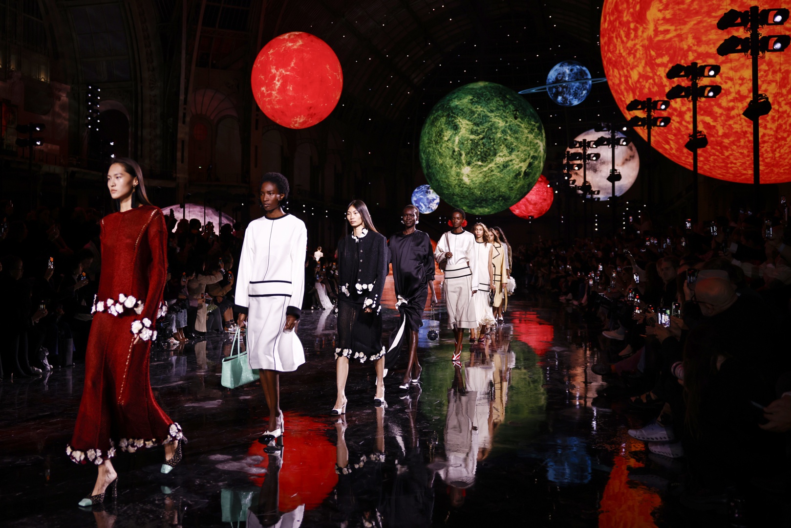 Chanel inaugura en París la era de Matthieu Blazy con una moda de aplauso