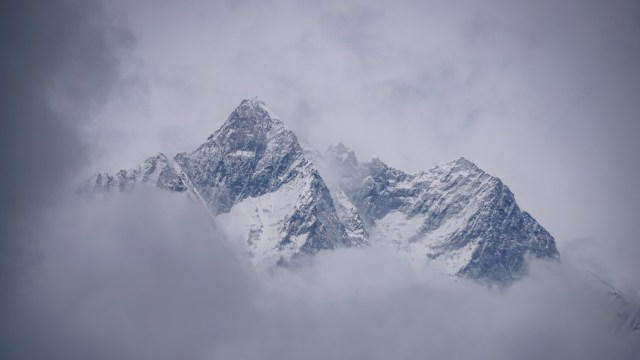 Hundreds trapped on world's tallest mountain following devastating ...